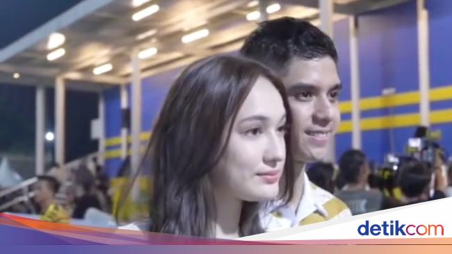 7 Foto Al Ghazali & Laura Moane Pamer Kemesraan, Cium dan Peluk di Depan Umum