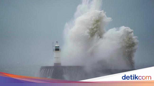 Amukan Ombak Besar Akibat Badai Ciaran Terjang Pesisir Inggris