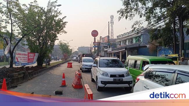 Bikin Macet, Perbaikan Jalan Mayor Oking Bogor Diharapkan Cepat Selesai