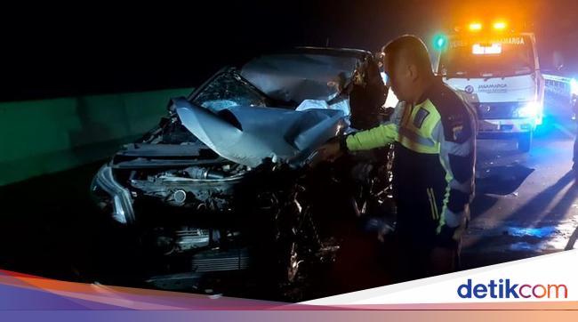 Mobil Ringsek Berat Tabrak Truk di Tol Malang, Sopir Hanya Luka Ringan