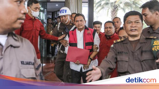 Potret Anggota Bpk Achsanul Qosasi Berompi Tahanan Kejagung