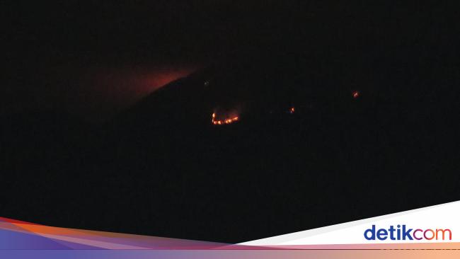 Titik Api Gunung Penanggungan Masih Terlihat Membara dari Sidoarjo