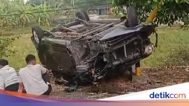 Avanza Ngebut Tabrak Pemotor hingga Tewas Lalu Terbalik di Bojonegoro