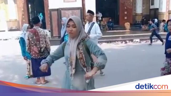 Viral Tiktoker Berhijab Joget-joget di Masjid Syaikhona Kholil, Ditegur Kiai