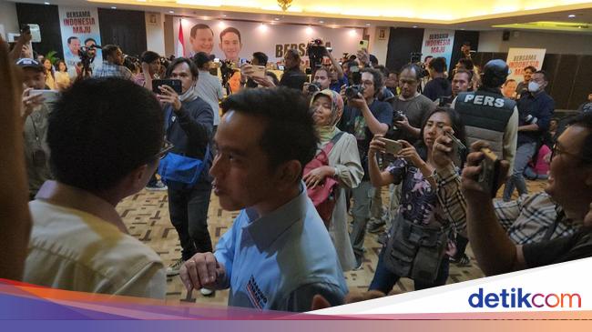 Berkemeja Biru, Gibran Hadiri Pengumuman TKN Koalisi Indonesia Maju
