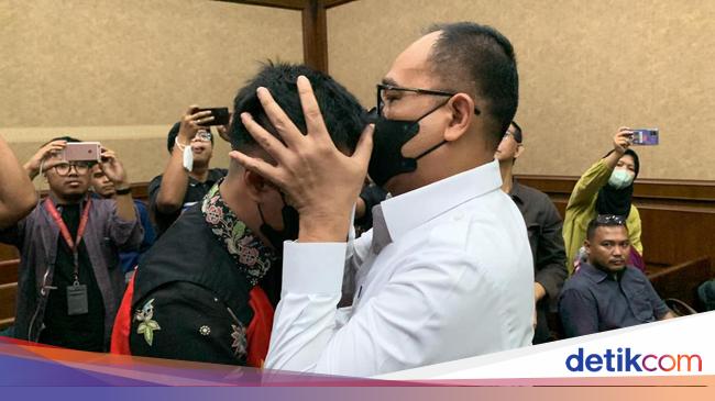 Rafael Alun Peluk dan Cium Mario Dandy Jelang Sidang Kasus Korupsi