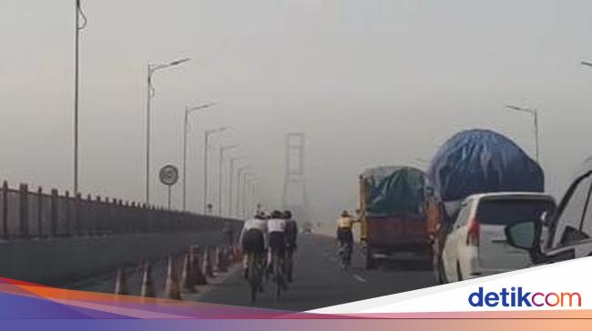 Viral Rombongan Pesepada Gandol Truk di Suramadu, Polisi Bilang Begini