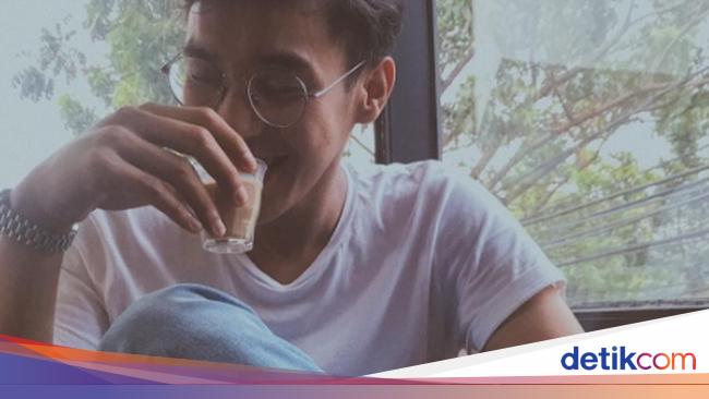 Ardhito Pramono Ternyata Tak Bisa Lepas dari Minuman Dingin