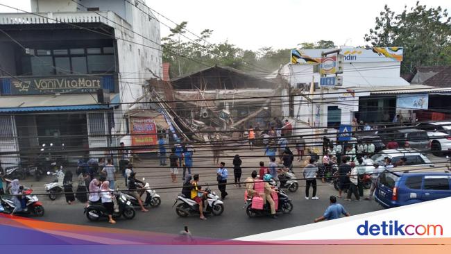 Bruuukkk! Atap Indomaret di Malang Mendadak Ambruk