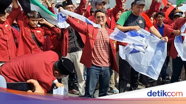Massa IMM Salat Gaib dan Robek Bendera Israel Saat Demo Konjen AS Surabaya