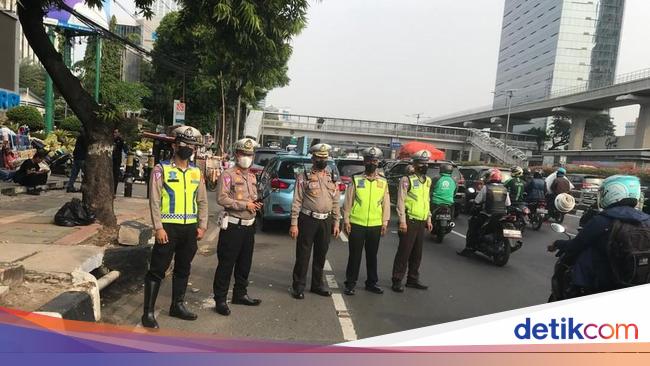 Demo Buruh di Kemnaker Masih Bertahan Sore Ini, Lalin Gatsu Tambah Macet