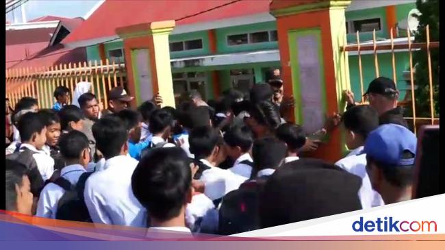Duduk Perkara 2 Sekolah Negeri di Tanah Datar Sumbar Disegel Warga