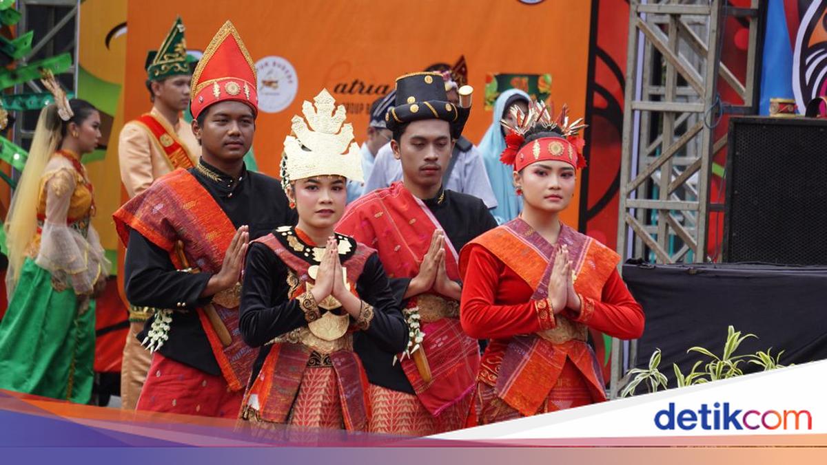 38 Pakaian Adat Seluruh Provinsi Indonesia Lengkap