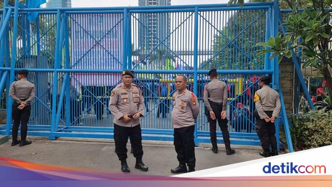 Buruh Demo di Kemnaker, Lalin Jalan Gatot Subroto Arah Cawang Macet