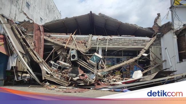 Petaka Ambruknya Atap Indomaret Lukai Dua Pekerja AC