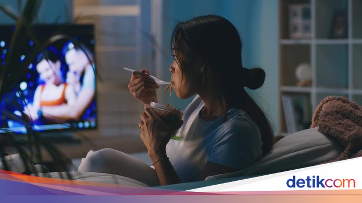 Sering Makan Sambil Nonton TV? Ini Efek yang Bakal Ditimbulkan