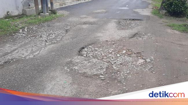 Dear Pak Bobby! Warga Minta Jalan Sei Batu Gingging yang Berlubang Diperbaiki