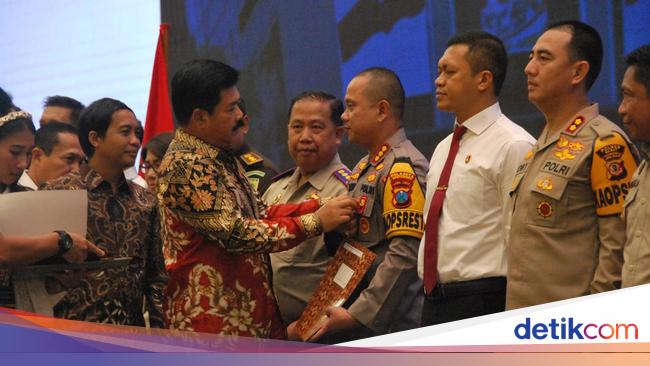 Kapolresta dan Kasat Reskrim Banyuwangi Dapat Pin Emas dari Menteri ATR/BPN