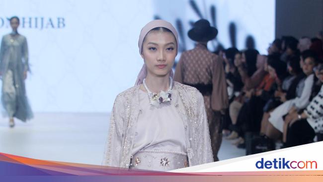 10 Koleksi 4Season Hijab di JFW 2024, Hadirkan Busana Modest Buat Gen Z 10 Koleksi 4Season Hijab di JFW 2024, Hadirkan Busana Modest Buat Gen Z