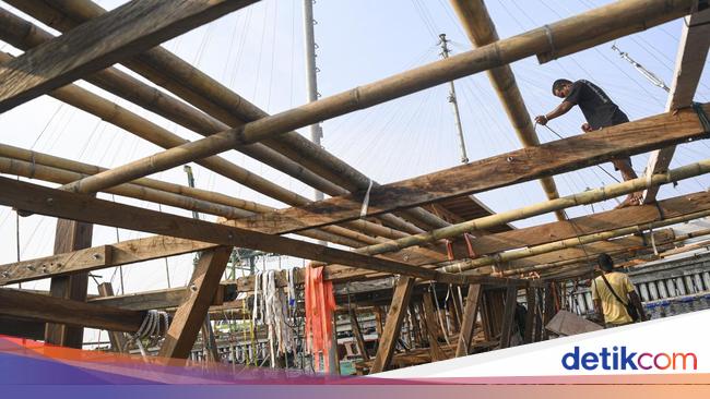 Melihat Pembuatan Kapal Bagan Apung di Cilincing