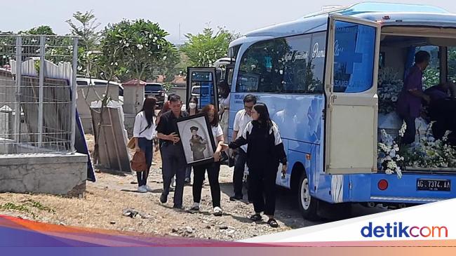 Tangis Keluarga Pecah Saat Jenazah Mahasiswi FKH Unair Dimakamkan di Kediri