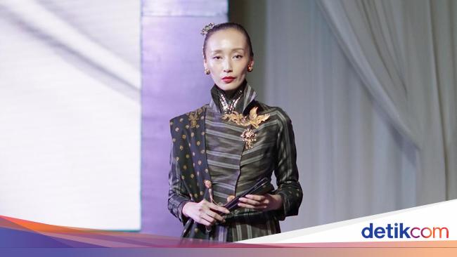 Foto: Wajah Modern Tenun Indonesia Karya Desainer Lokal di Langgam 15 CTI