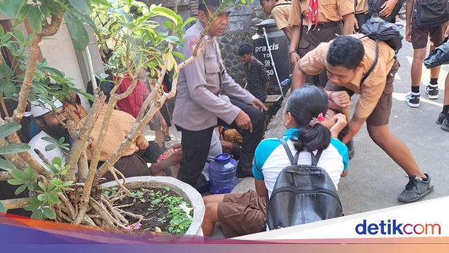 Belasan Siswi SMP Kesurupan Saat Upacara Hari Pahlawan