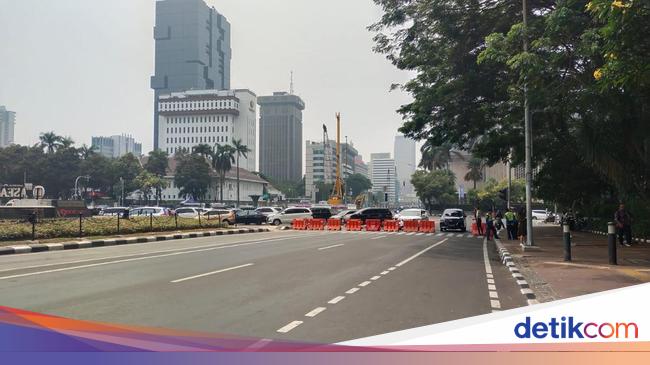 Jalan Merdeka Barat Ditutup Jelang Demo Penolakan Konser Coldplay