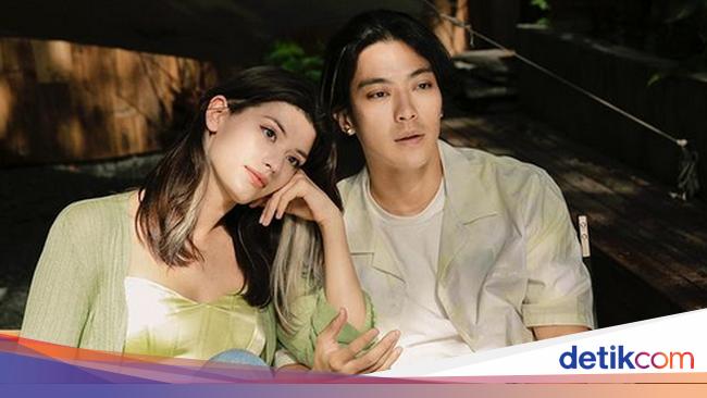 Foto: Kemesraan Cosplayer Karina Coser & Suami yang Terseret Ombak di Bali