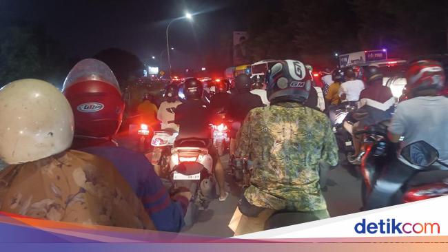 Jalan Urip-Perintis Makassar Macet Parah Malam Ini, Kendaraan Mengular 4,6 Km