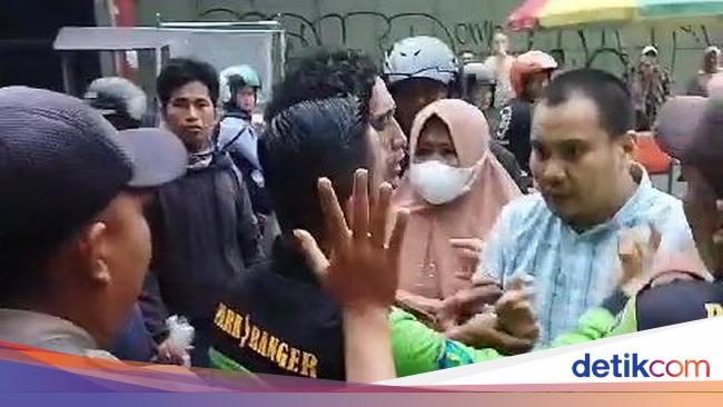 Viral Satpol PP Cekcok dengan Pemotor hingga Ditampar di Alun-alun Bogor Viral Satpol PP Cekcok dengan Pemotor hingga Ditampar di Alun-alun Bogor