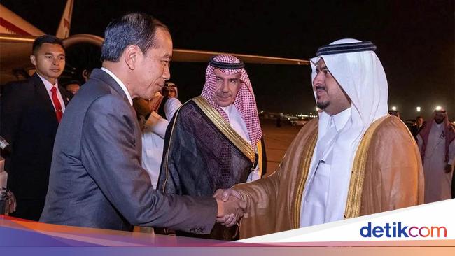 Momen Jokowi Tiba di Riyadh untuk Hadiri KTT OKI