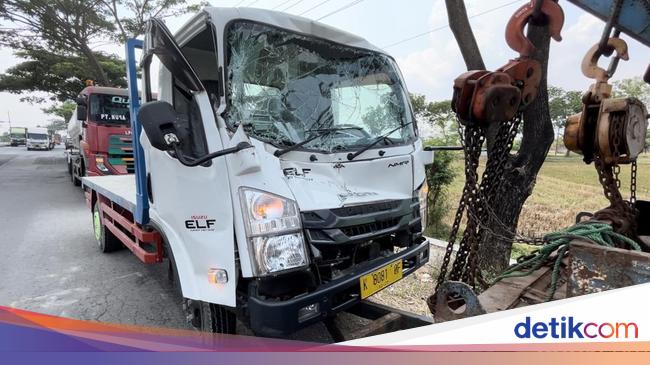 Rem Blong, Tronton Seruduk 2 Truk-1 Motor di Lampu Merah Lingkar Pati