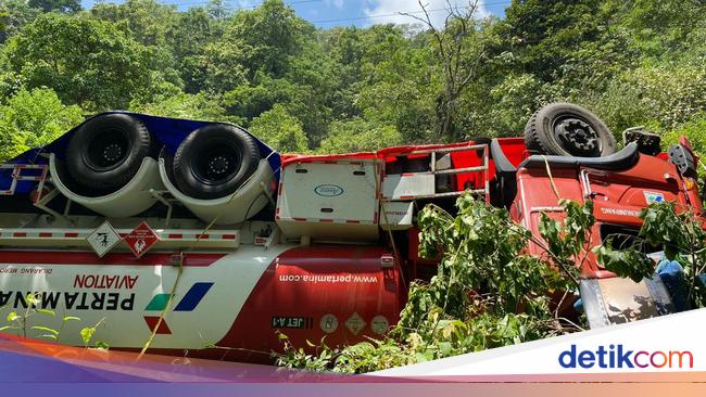 Mobil Tangki Angkut Avtur ke Labuan Bajo Terguling Masuk Jurang, Sopir Tewas