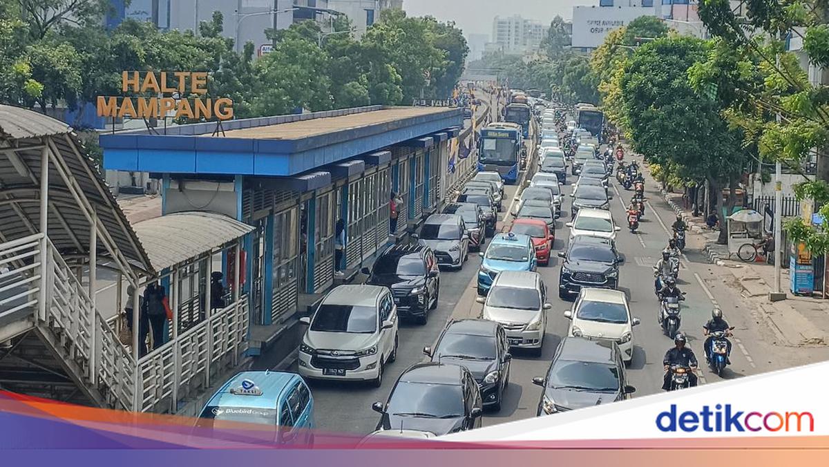 Macet Parah Underpass Mampang, Kendaraan Mengular hingga Duren Tiga Jaksel