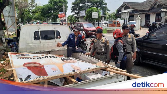 Bawaslu Pati Tertibkan Alat Peraga Kampanye Caleg yang Curi Start