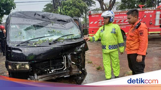 Pohon Tumbang Timpa Pikap di Ring Road Selatan Jogja, Lalin Sempat Macet
