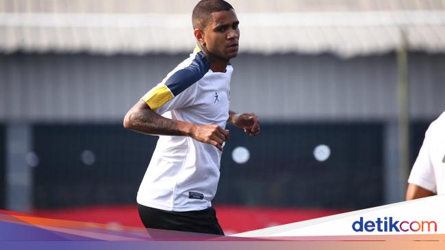 Augusto Neto Ditandu Usai Cetak Gol Debut untuk PSIM, Begini Kondisinya