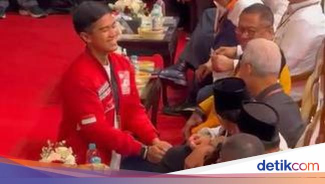 Momen Kaesang Bersimpuh dan Ngobrol dengan Megawati di KPU