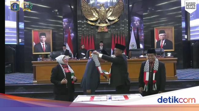 Heru Budi dan Anggota DPRD DKI Kenakan Syal Palestina Saat Rapat Paripurna Heru Budi dan Anggota DPRD DKI Kenakan Syal Palestina Saat Rapat Paripurna