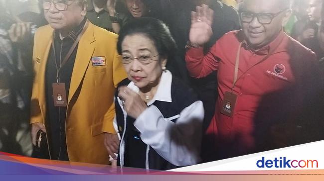 Berbaju Hitam Putih Megawati Hadiri Pengundian Nomor Urut Di Kpu