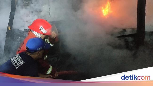 Api Berkobar di Pabrik Pengolahan Kayu Cianjur Saat Hujan Deras