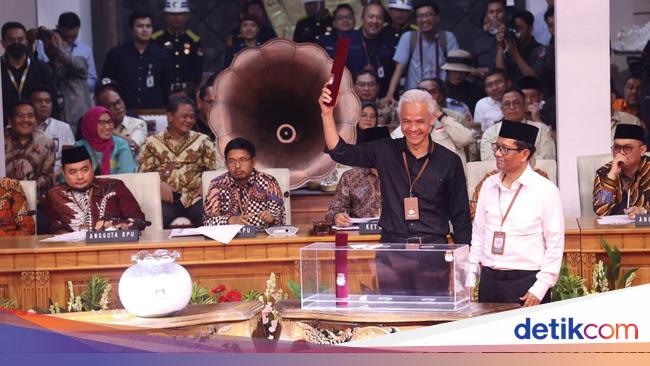 Hasil Survei Ganjar-Mahfud Kalah, PDIP 'Coret' Gambar Jokowi dari Baliho