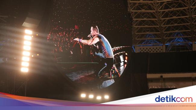 Momen Chris Martin Nge-deprok Nikmati Lagu Maliq & D'essentials