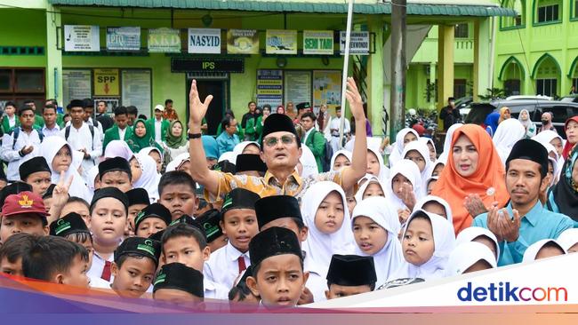 Fadel Muhammad Beri Motivasi-Tips Sukses ke Pelajar Al Washliyah Medan