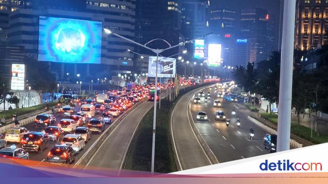 Jalan Sudirman Arah Senayan Macet Parah Jelang Konser Coldplay di GBK Jalan Sudirman Arah Senayan Macet Parah Jelang Konser Coldplay di GBK