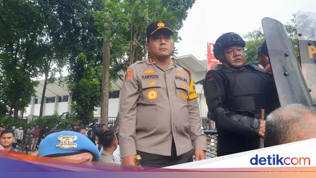Kapolda Metro Jaya Pantau Langsung Demo Tolak Coldplay Dekat GBK Kapolda Metro Jaya Pantau Langsung Demo Tolak Coldplay Dekat GBK