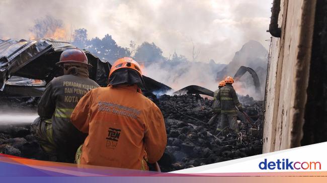 Kebakaran Gudang Pabrik Cipadung Bandung Belum Padam