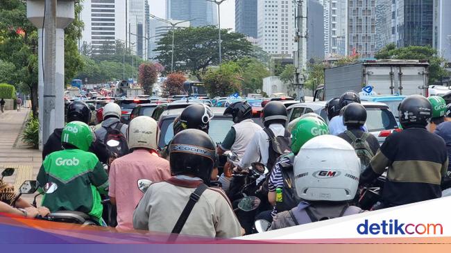 Perkara Putar Balik, Truk Bawa Beton Panjang Bikin Cilincing Macet 1,5 Jam