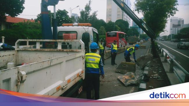 Mobil Tabrak Separator Busway di Slipi arah Tomang, Lalin Jelang TKP ...